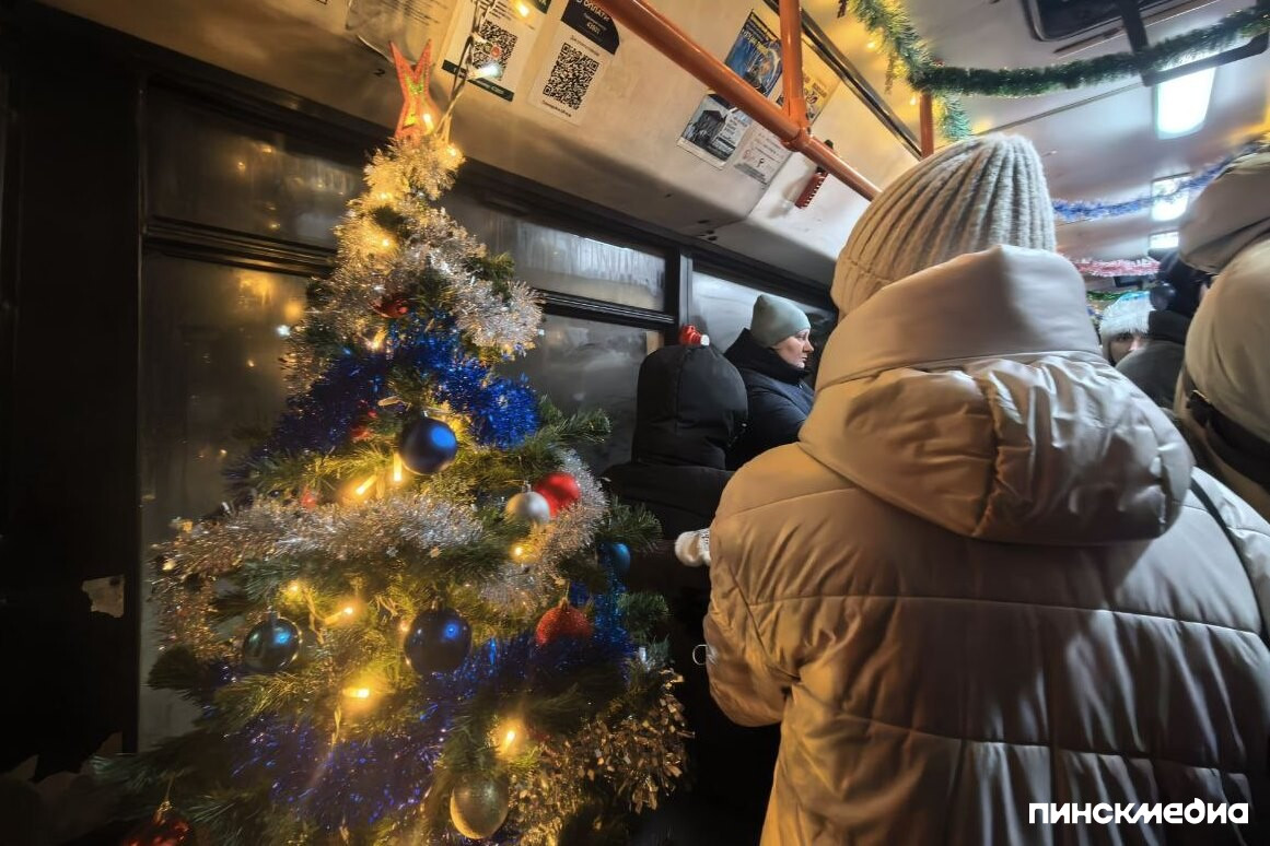 В Пинске Дед Мороз и Снегурочка работают на автобусных рейсах | ПинскМедиа